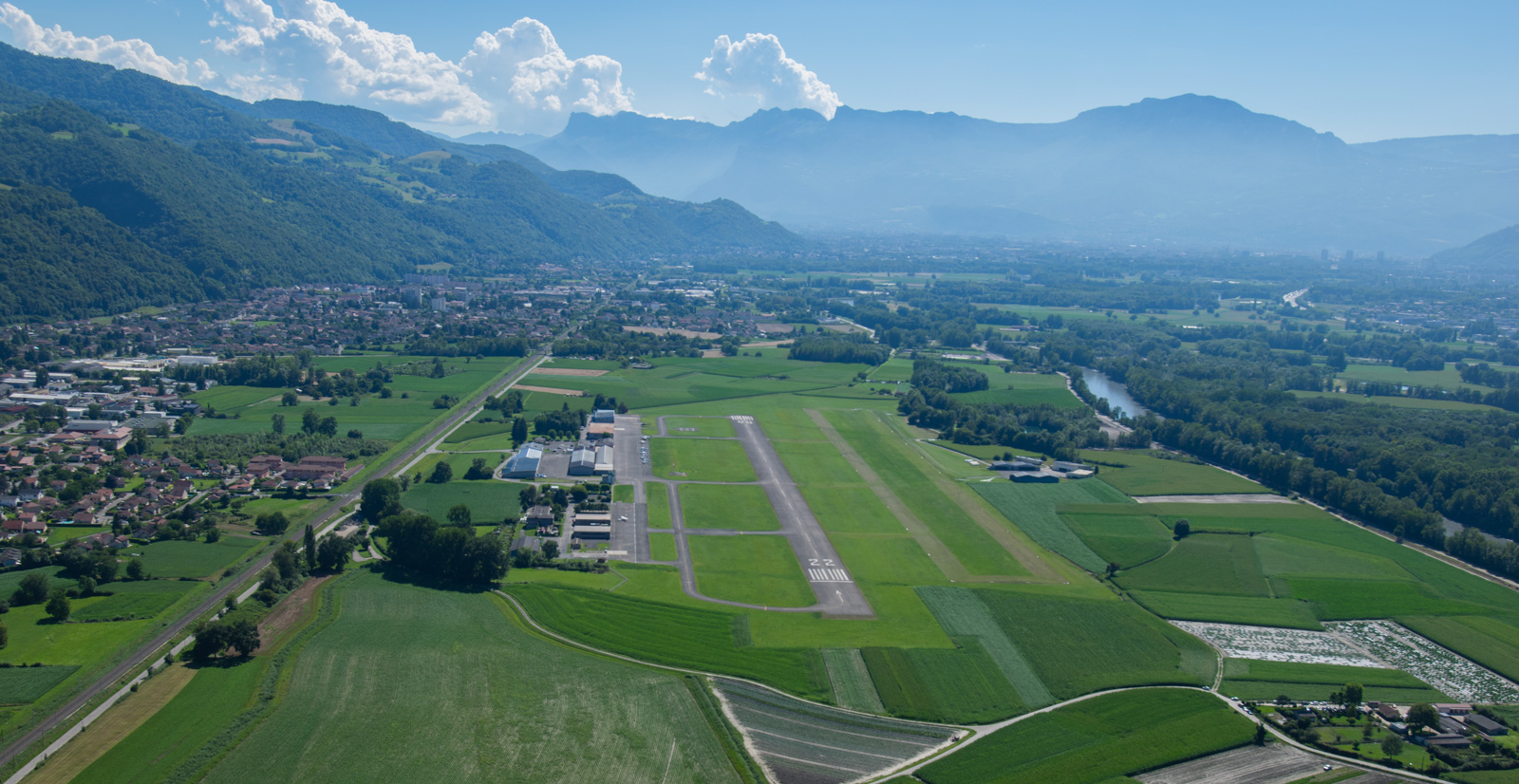 Aerodrome du Versoud (LFLG) vu du Nord - Alpes ulm